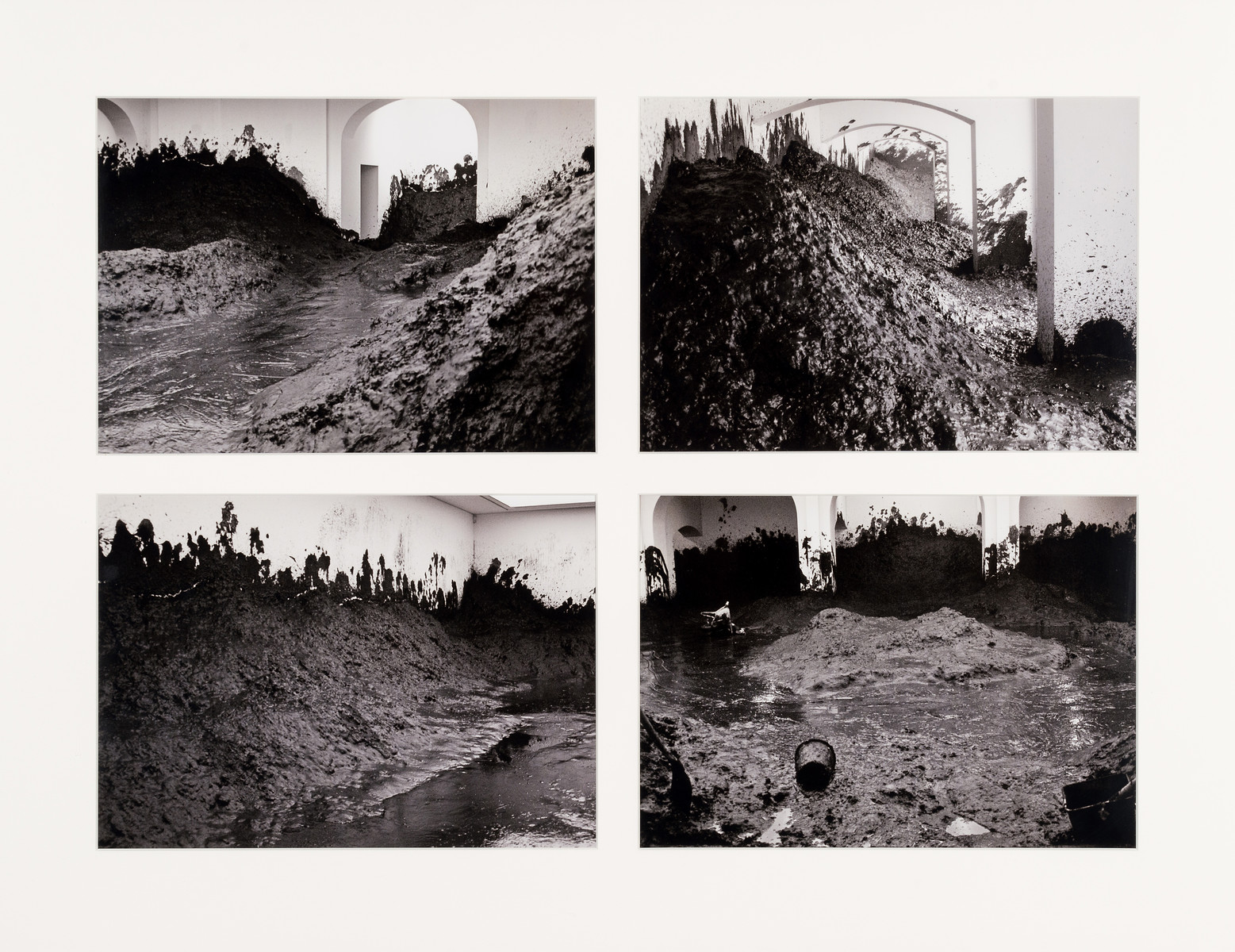 Santiago Sierra | Haus im Schlamm, 2005 - Kestner Gesellschaft